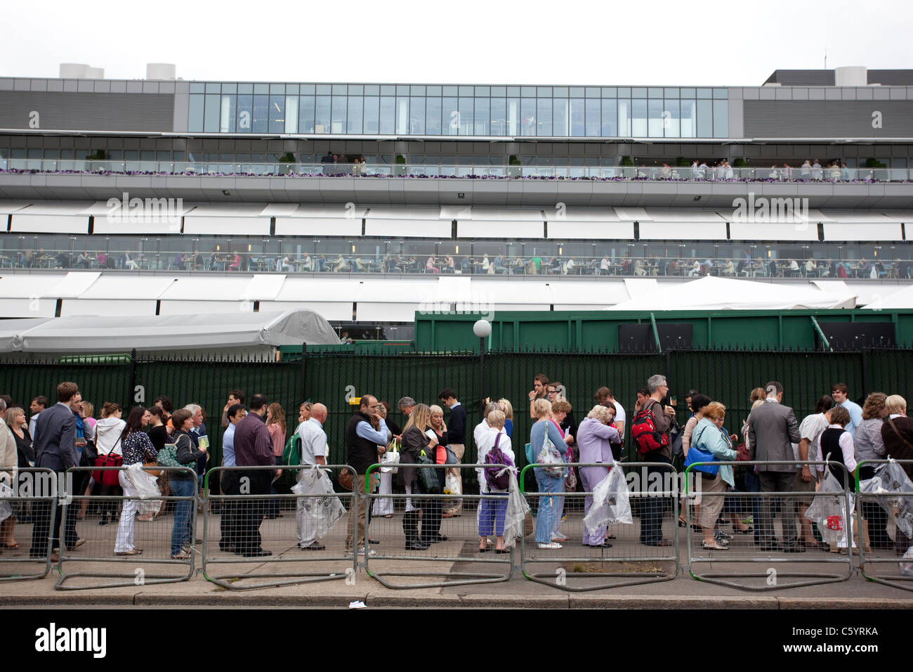 London wimbledon stadium queue hi-res stock photography and images - Alamy