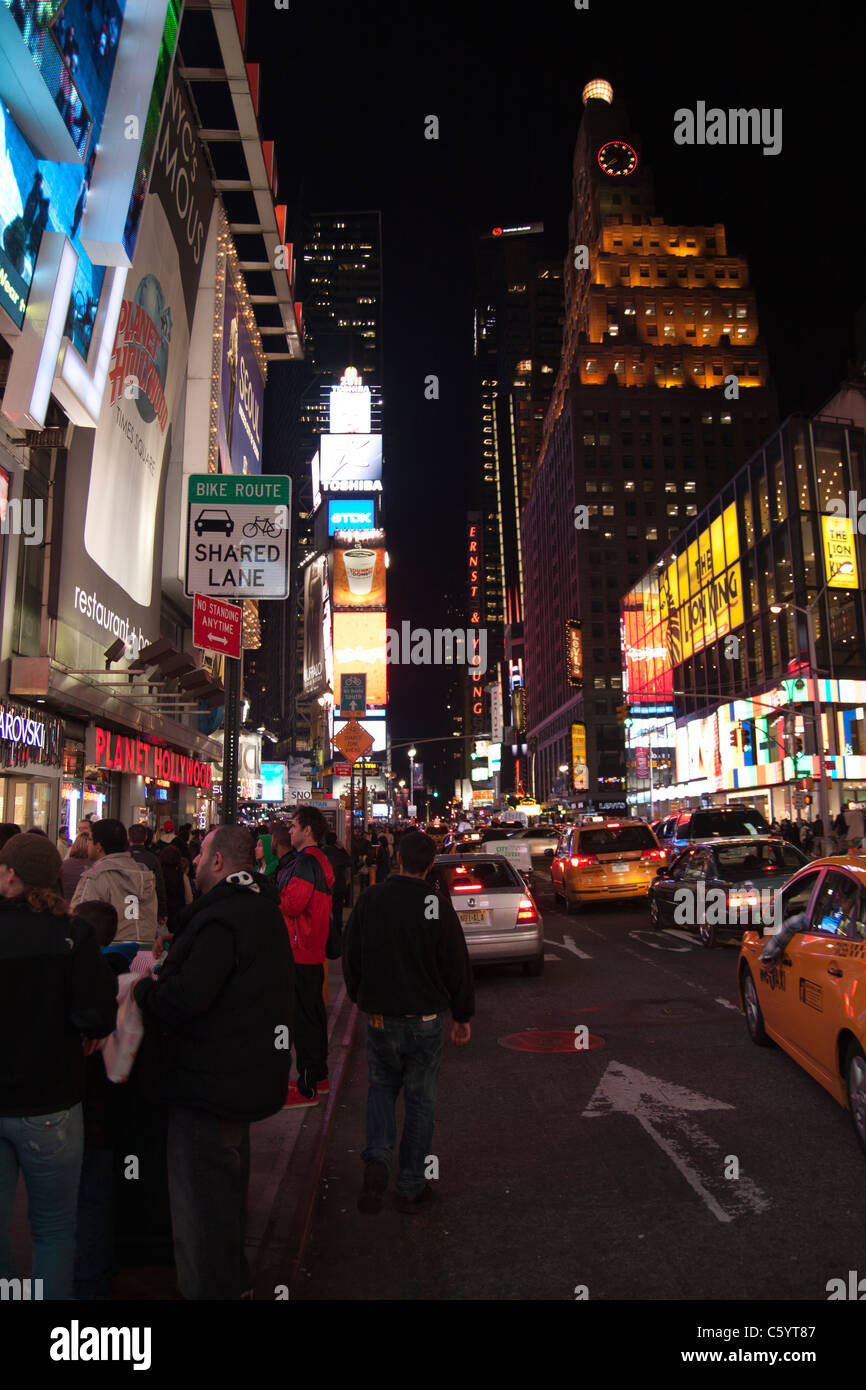 New york times square street scene hi-res stock photography and images ...
