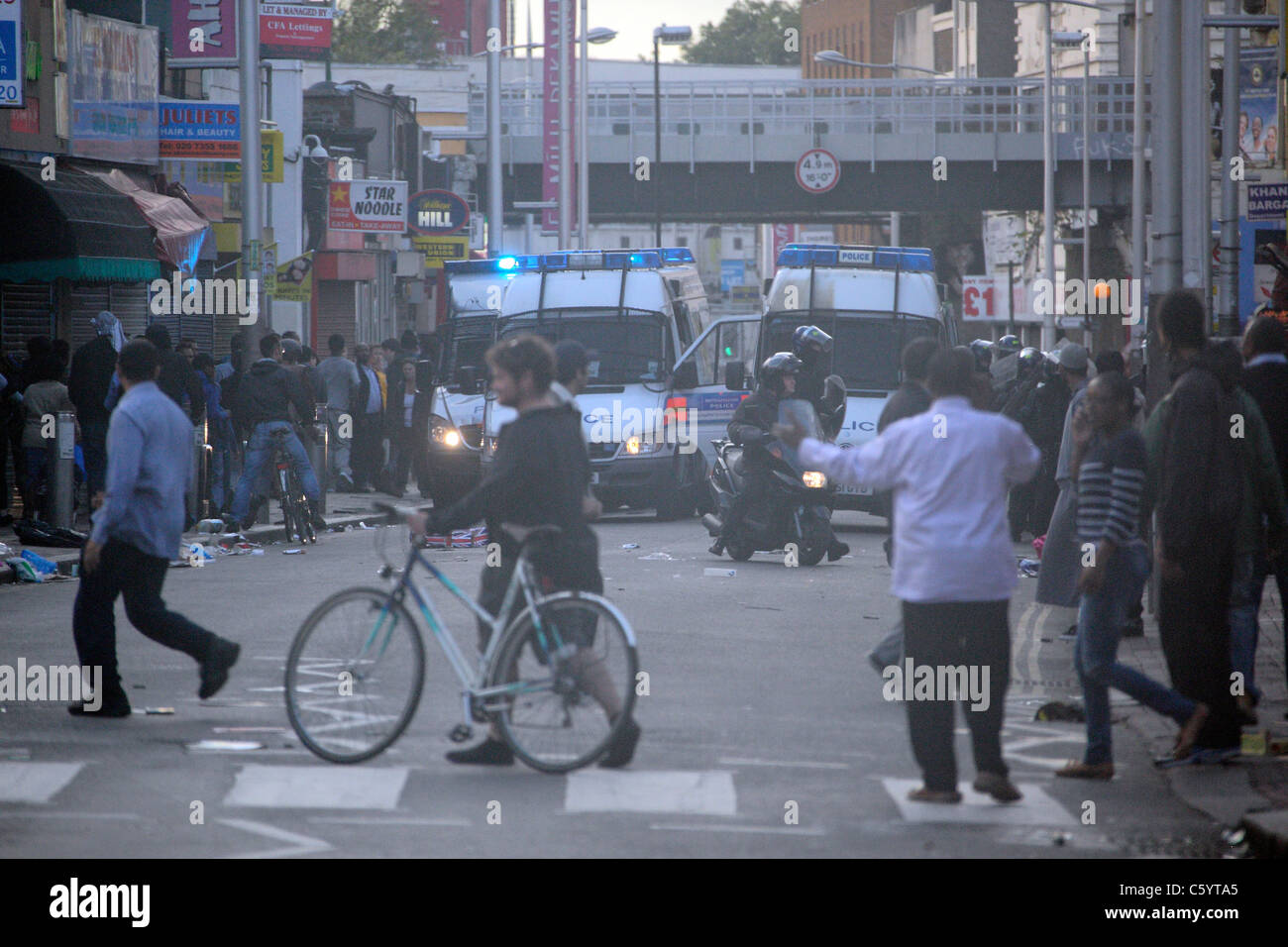 Riot police arrive to disperse rioting youths in a South London Street ...