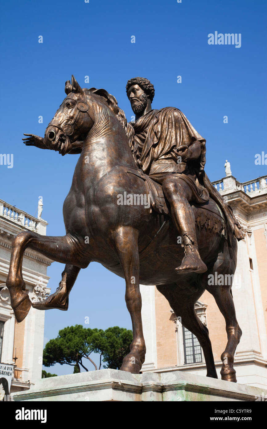 Caesar statue rome hi-res stock photography and images - Alamy