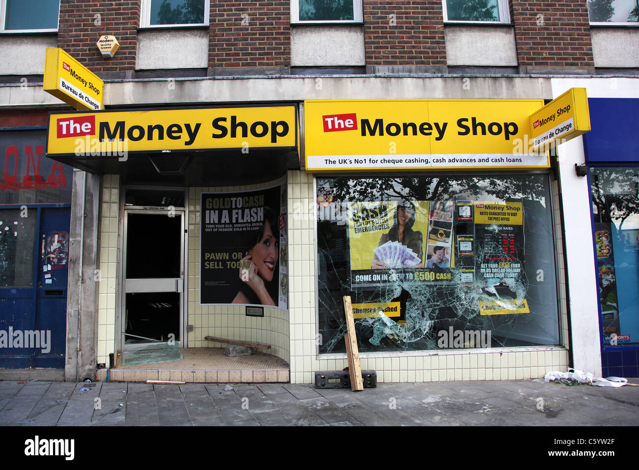 Riots night looting shops hi-res stock photography and images - Alamy