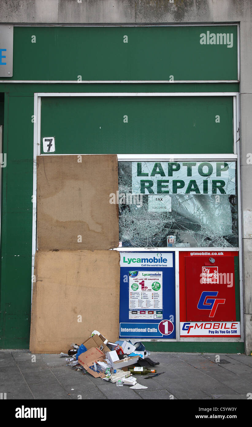 Riots night looting shops hi-res stock photography and images - Alamy