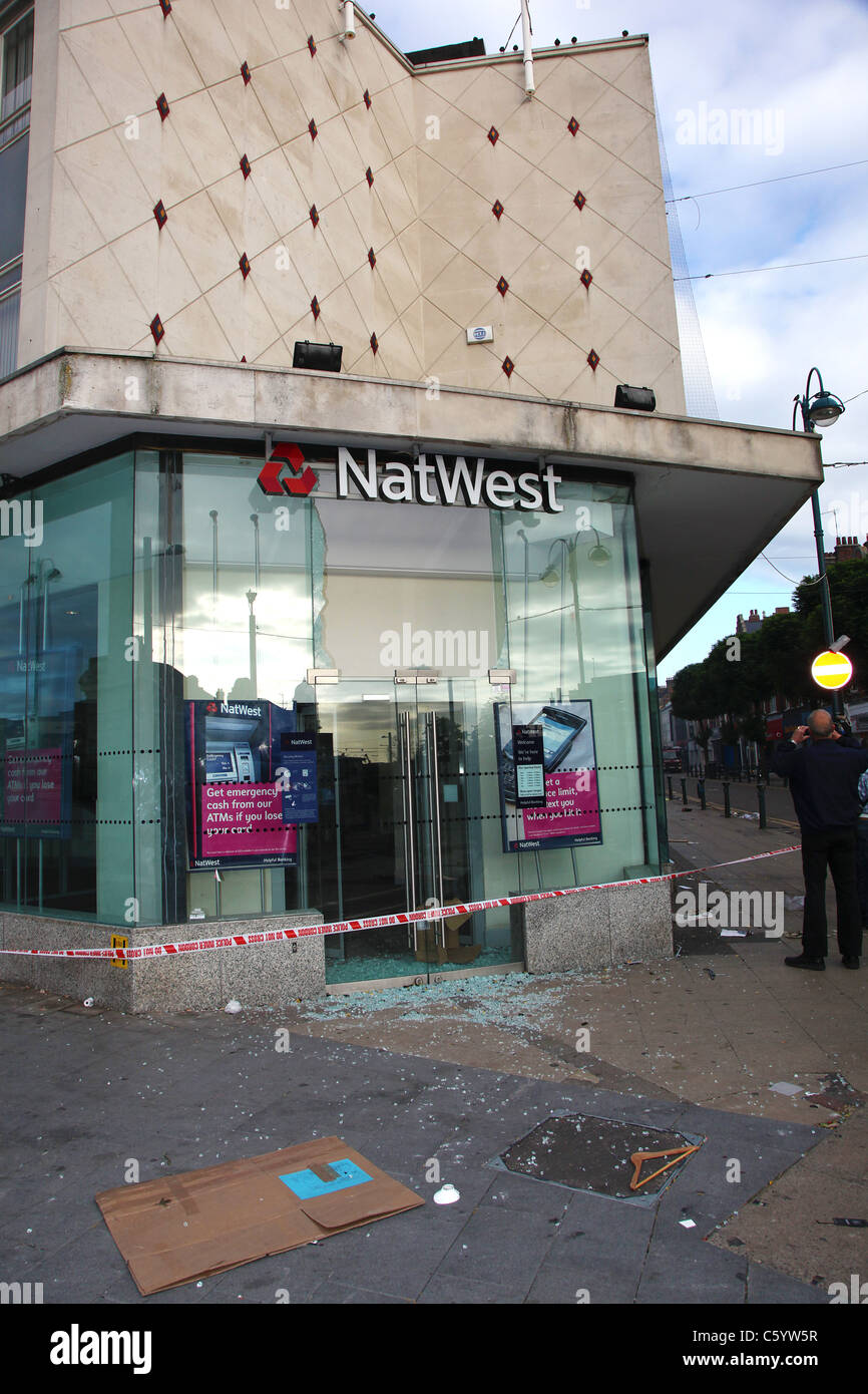 Riots night looting shops hi-res stock photography and images - Alamy