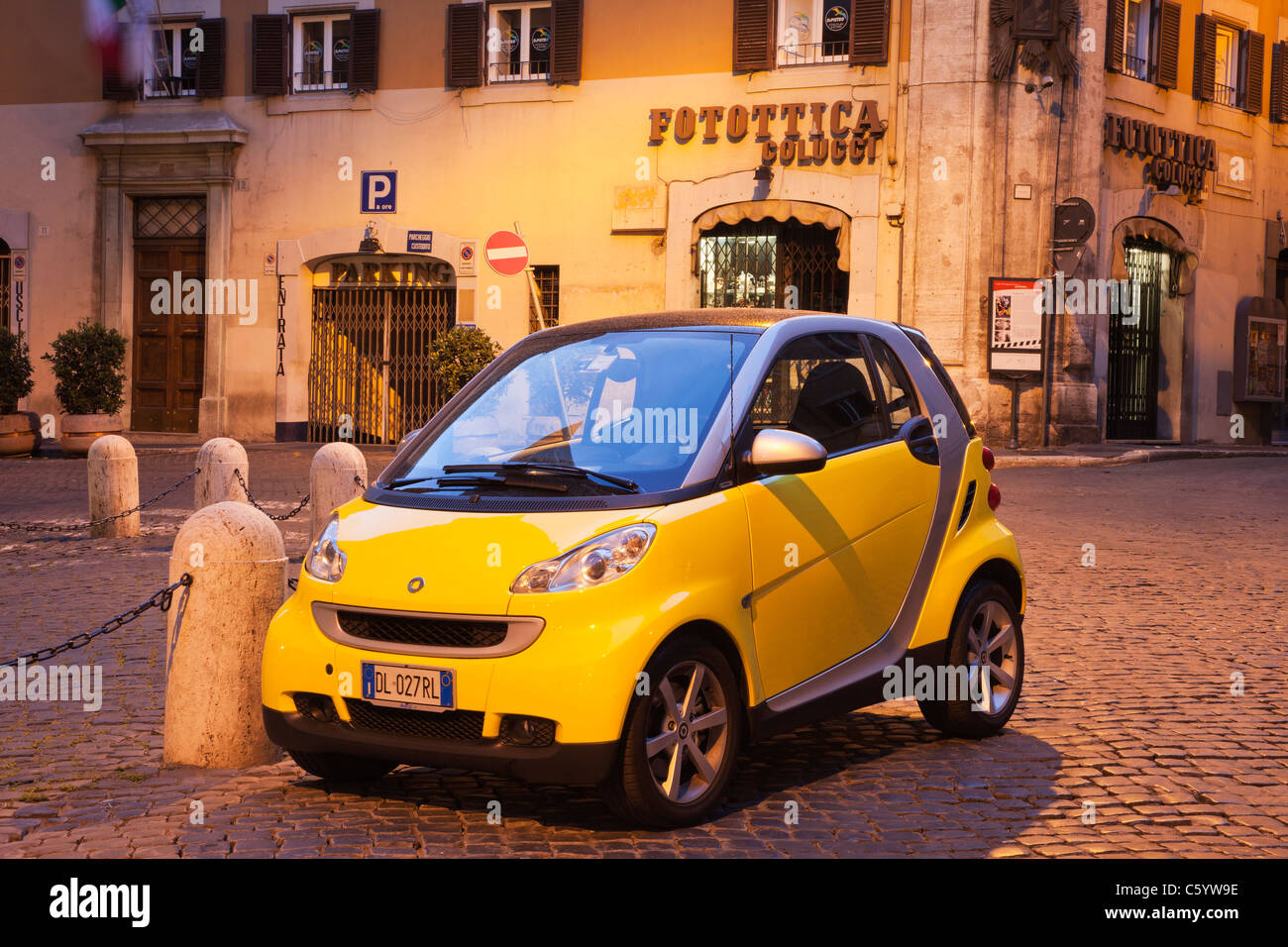Smart car rome hi-res stock photography and images - Alamy