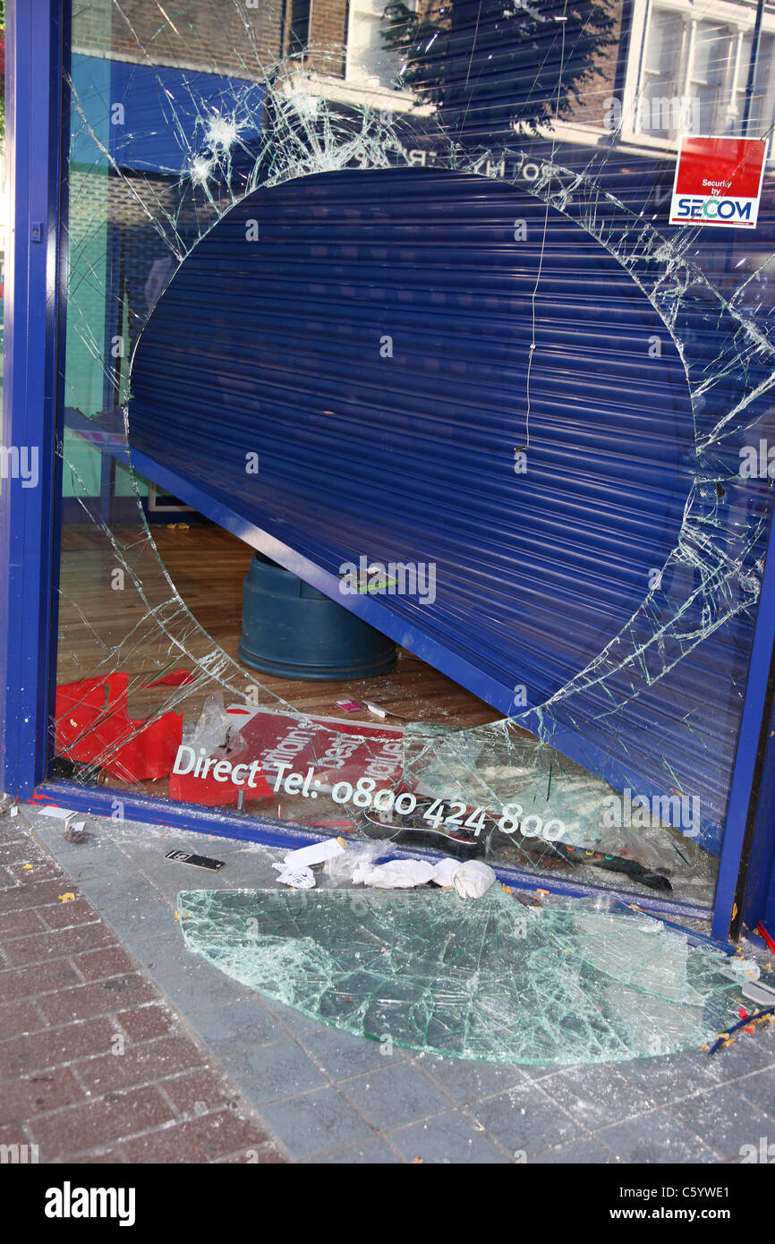 Looting london riots 2011 hi-res stock photography and images - Alamy