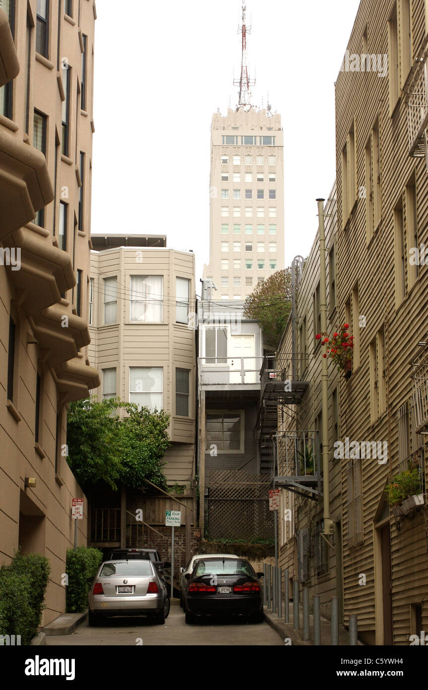 Houses in an alleyway in the Chinatown area of San Francisco ...