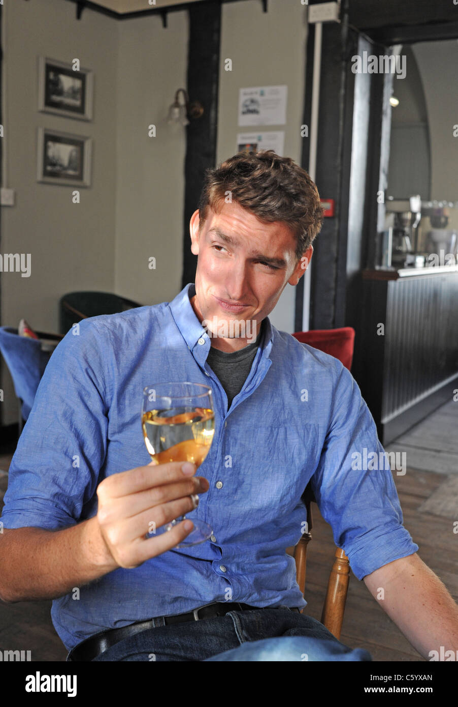 Large group in pub drinking hi-res stock photography and images - Alamy
