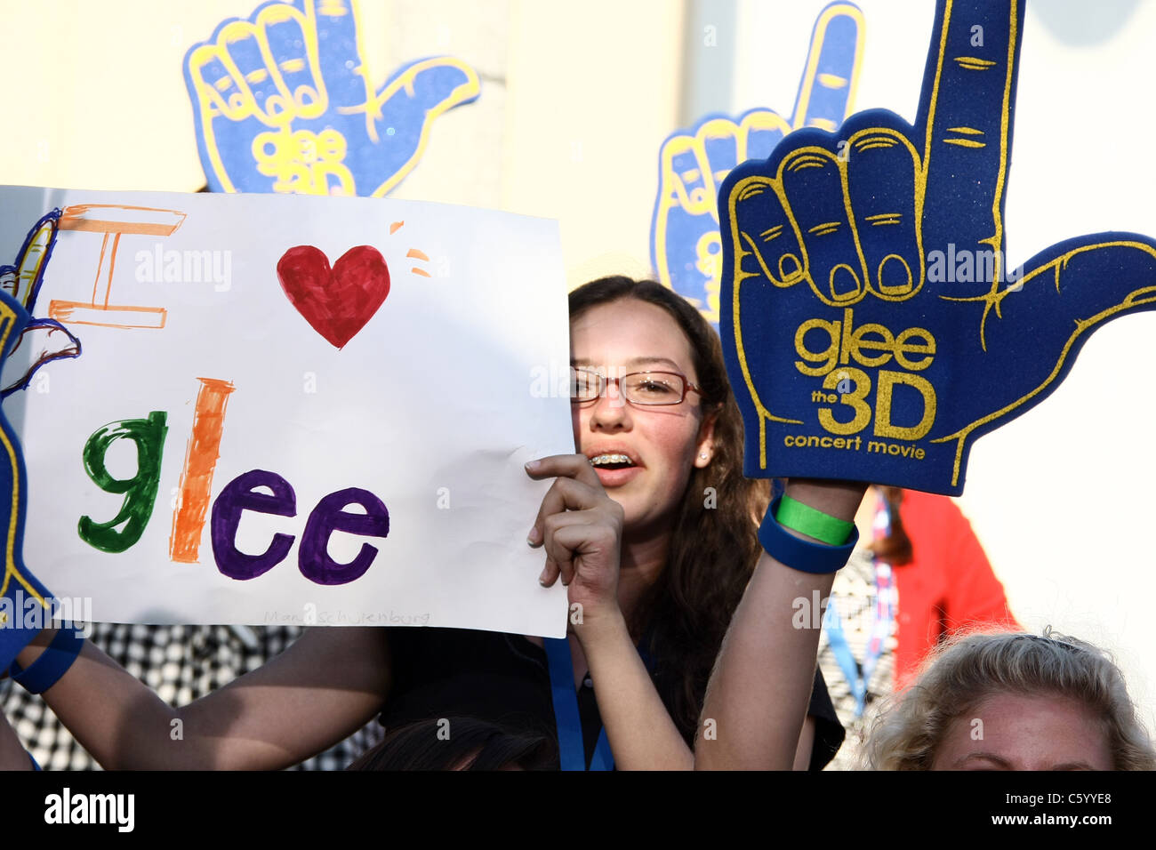 GLEE FANS AT PREMIERE GLEE THE 3D CONCERT MOVIE. WORLD PREMIERE LOS ...