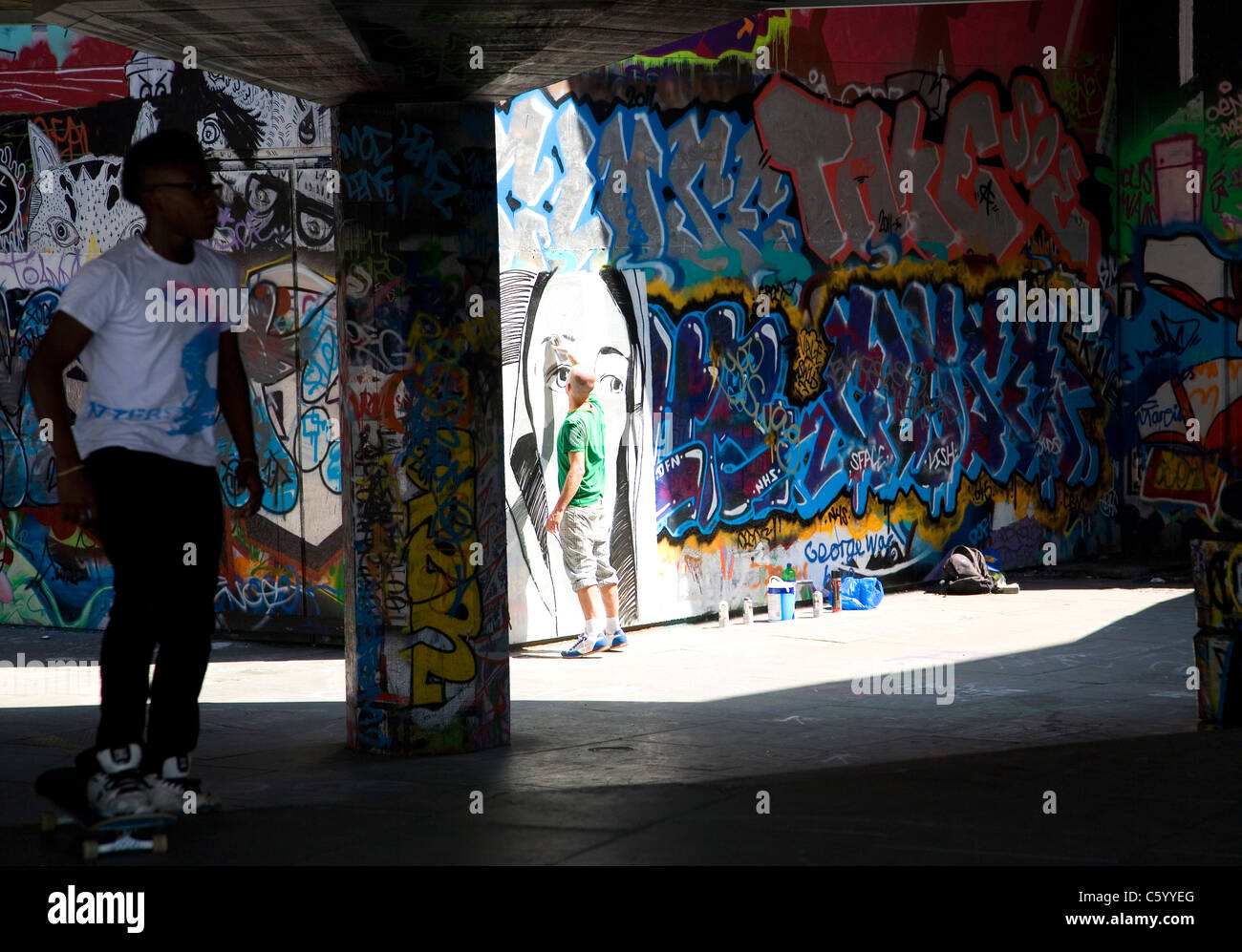 Artist doing graffiti on South Bank Concourse Stock Photo - Alamy