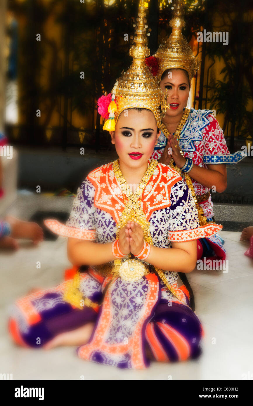 thai temple dancers at Erawan Shrine, Bangkok, Thailand Stock Photo - Alamy