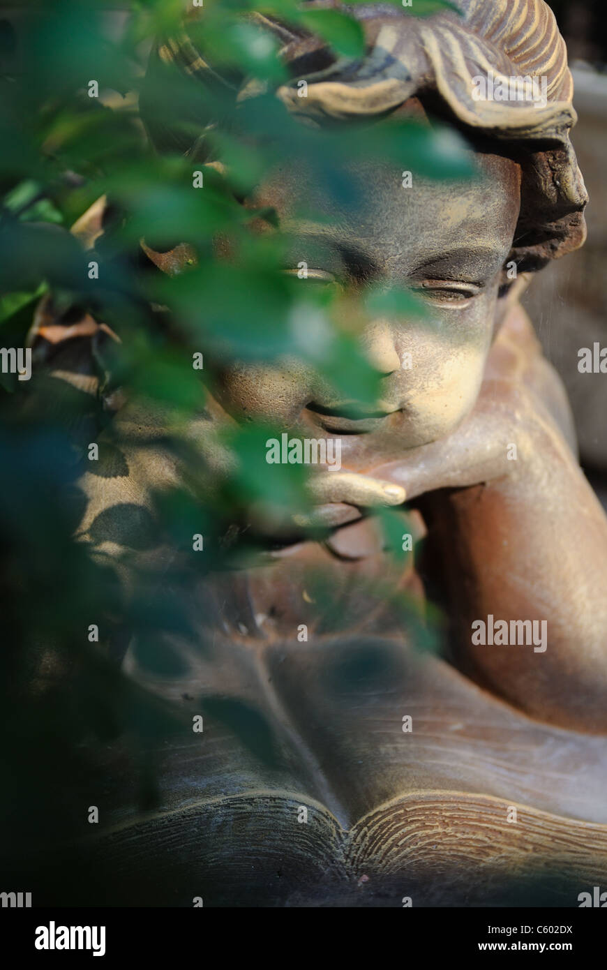 Statue reading girl hi-res stock photography and images - Alamy