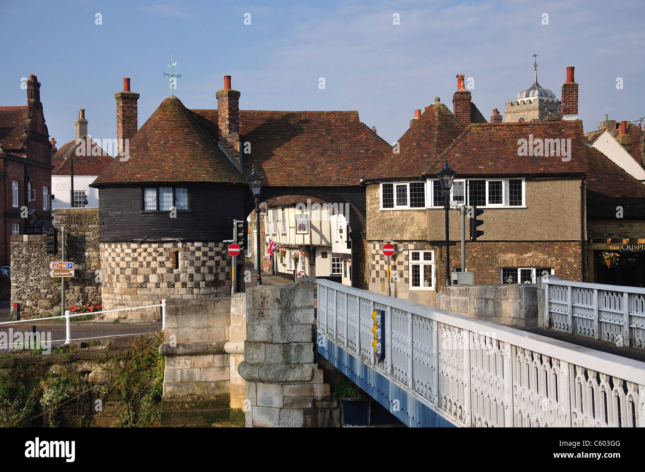 The Barbican & Toll Bridge over River Stour, Sandwich, Kent, England ...