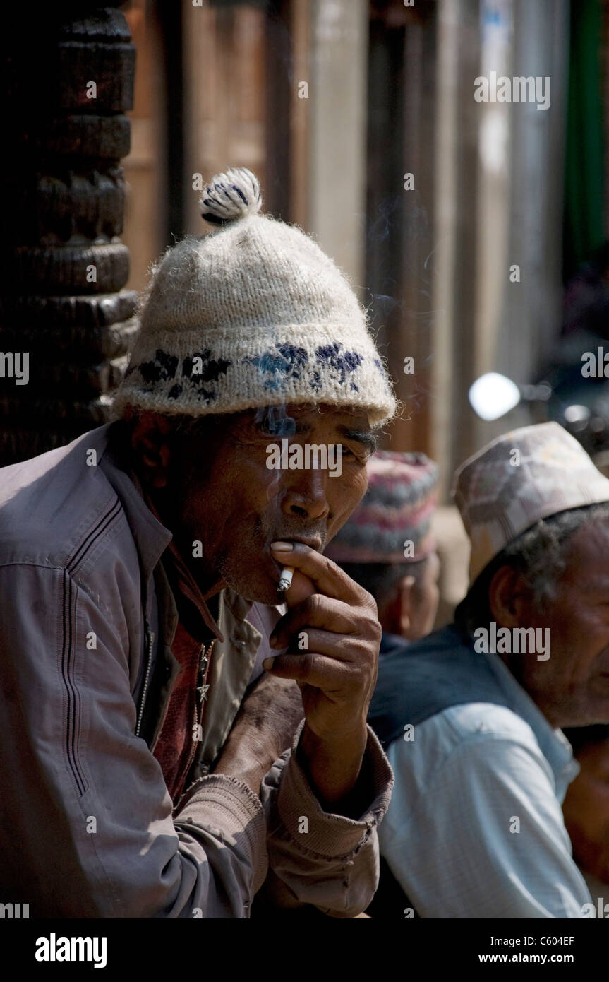 Old man smoking bhaktapur kathmandu hi-res stock photography and images ...