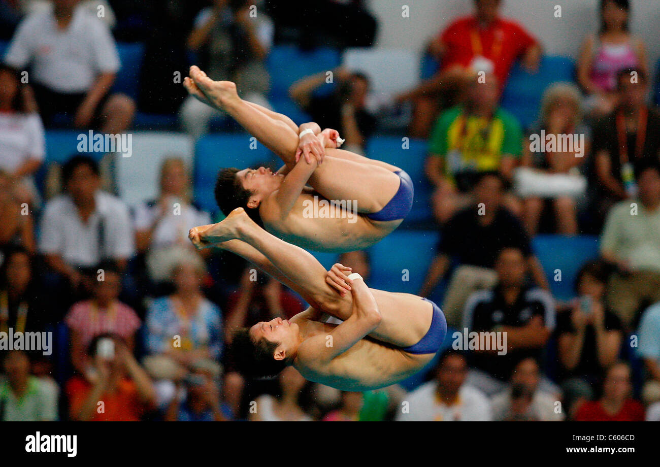 Synchronised diving hi-res stock photography and images - Alamy