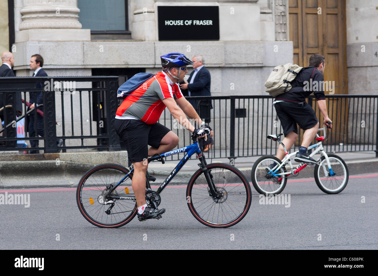 London bicycle commuters make their way through the traffic Stock Photo ...