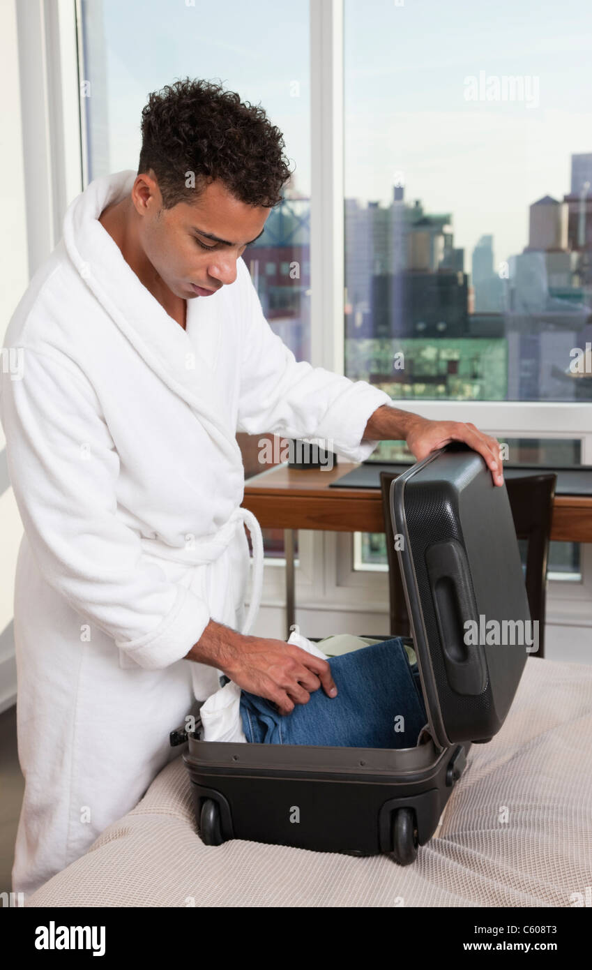 Packing her suitcase hi-res stock photography and images - Alamy
