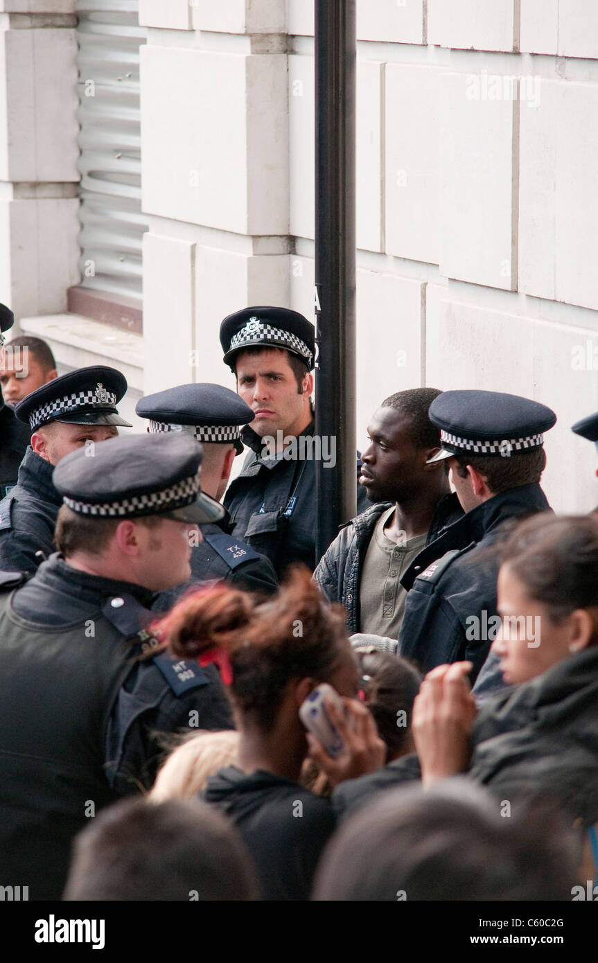 London Riots - Hackney Central, Mare Street, 8/8/2011 Stock Photo - Alamy