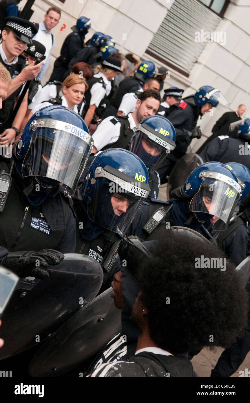 London Riots - Hackney Central, Mare Street, 8/8/2011 Stock Photo - Alamy