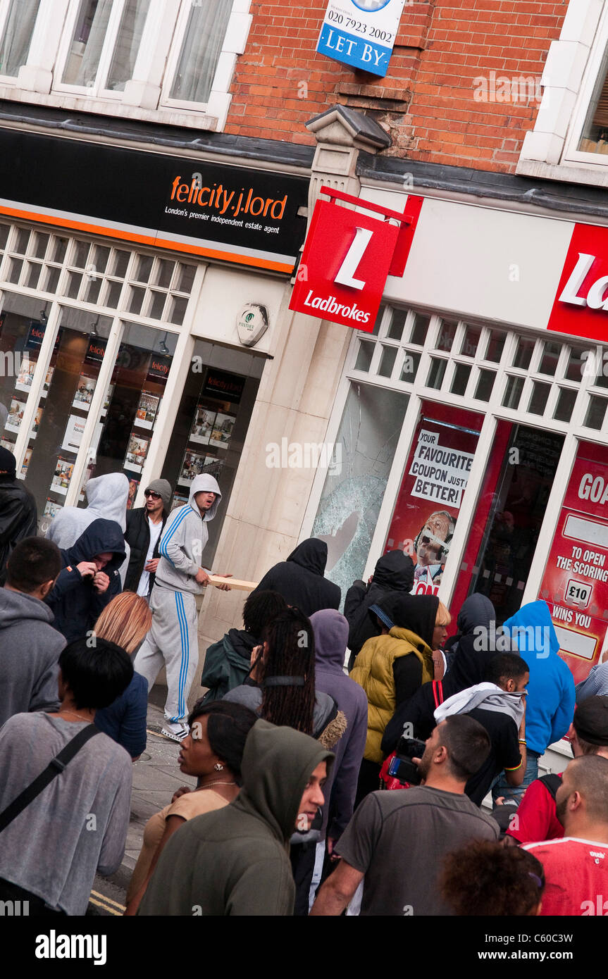 London Riots - Hackney Central, Mare Street, 8/8/2011 Stock Photo - Alamy