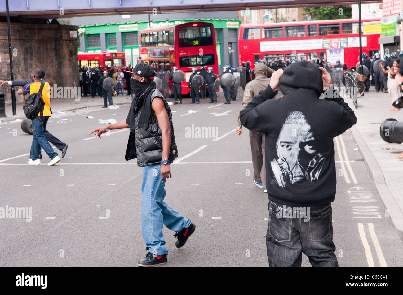 2011 uk riots looting hi-res stock photography and images - Alamy