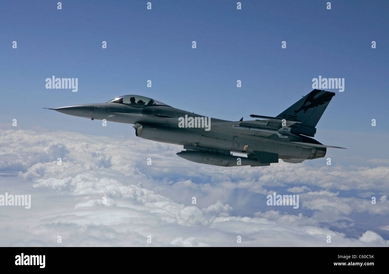 F-16 flies over California Stock Photo - Alamy