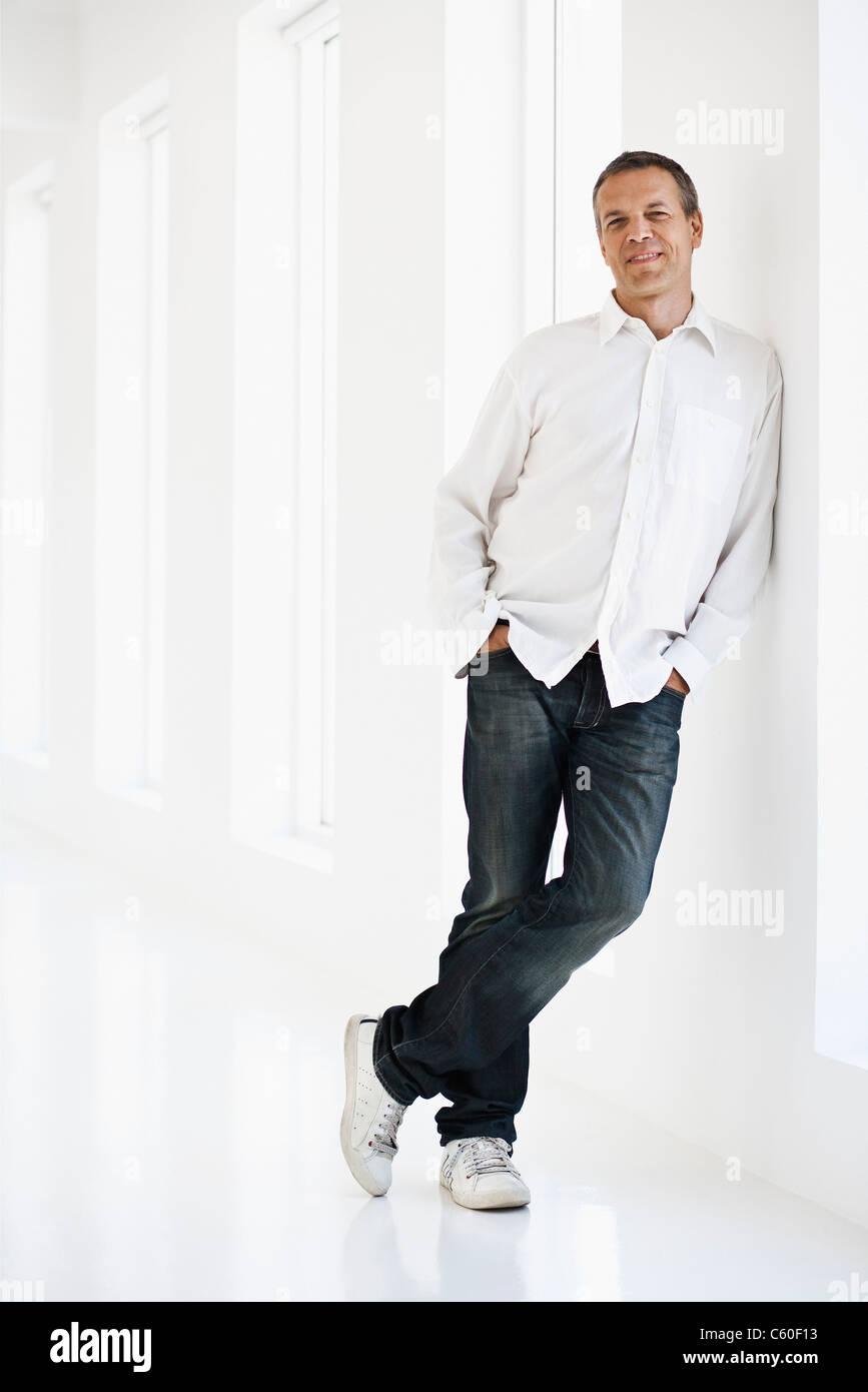 Smiling man leaning against wall Stock Photo - Alamy Smiling man leaning against wall Stock Photo - Alamy