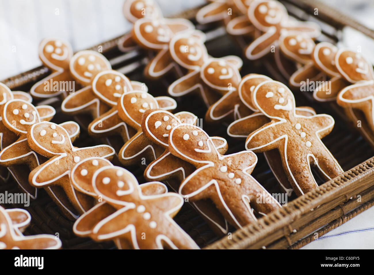 Row of gingerbread men hi-res stock photography and images - Alamy