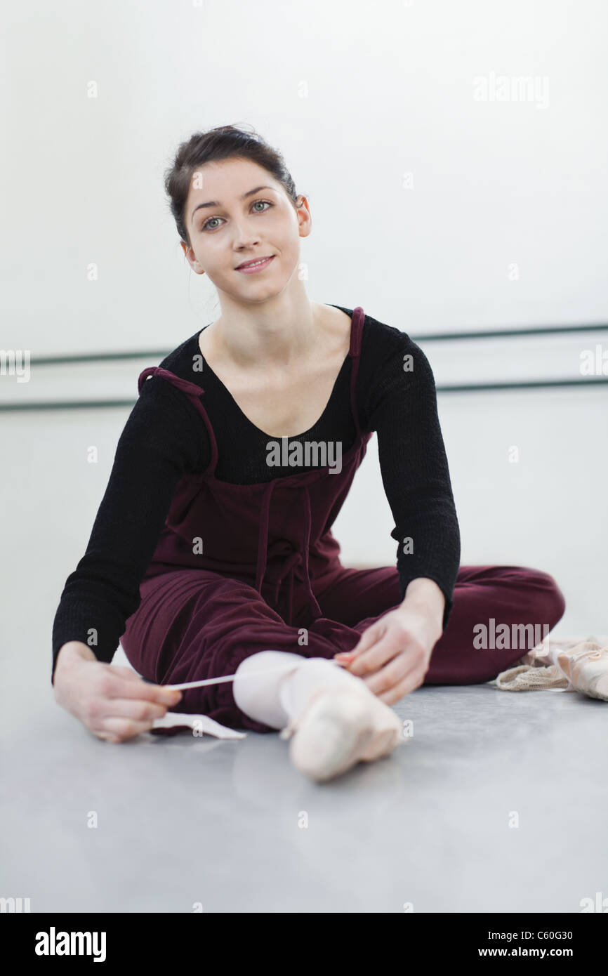 One legged dancer hi-res stock photography and images - Alamy