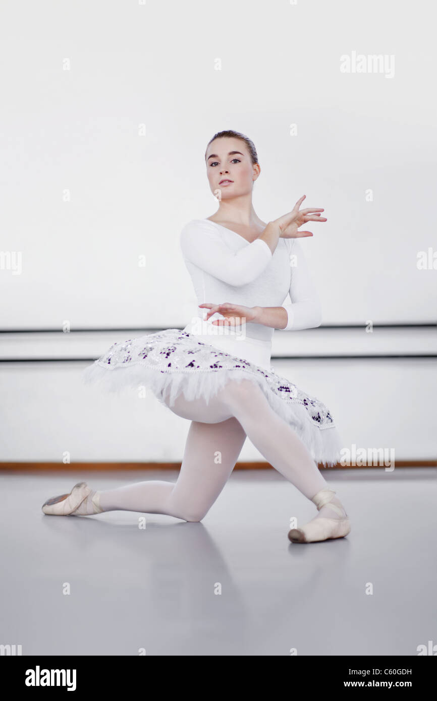 Ballet posing dance hi-res stock photography and images - Alamy