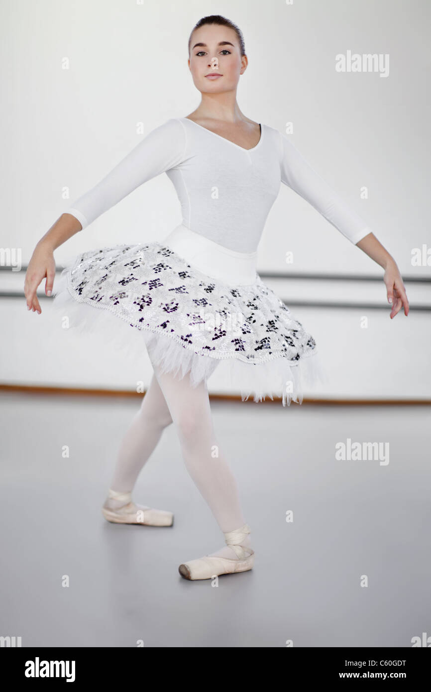Ballet posing dance hi-res stock photography and images - Alamy