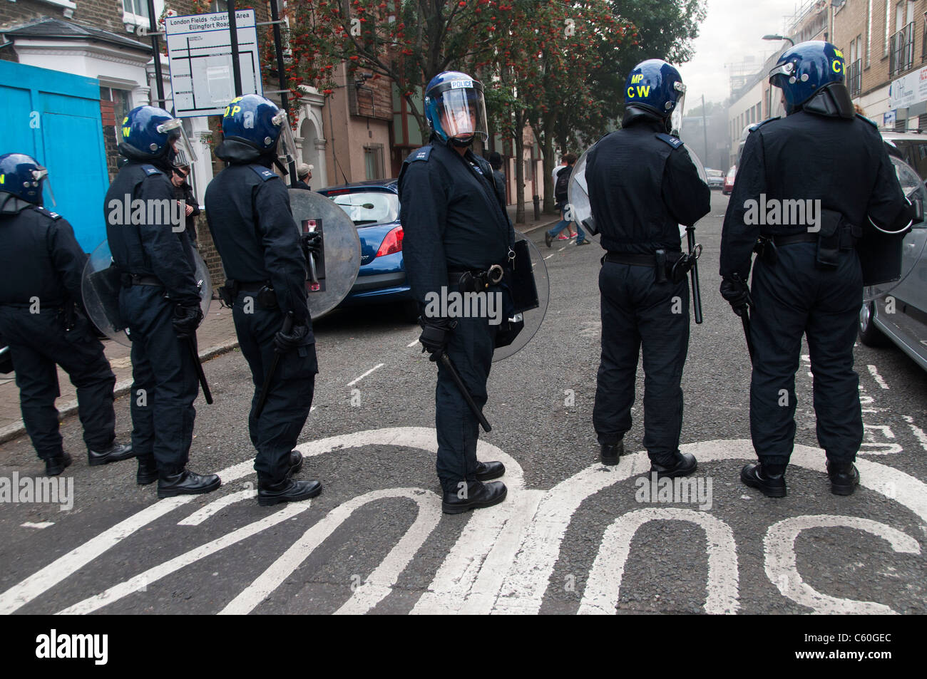 Hackney. Line of riot police in residential street Stock Photo - Alamy