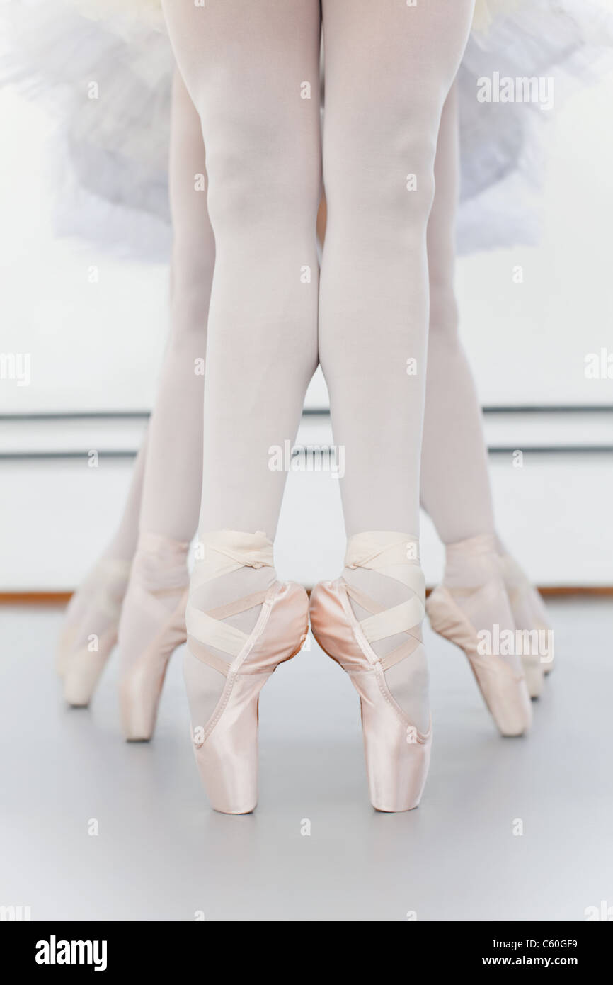 Ballet dancers’ feet on pointe Stock Photo - Alamy