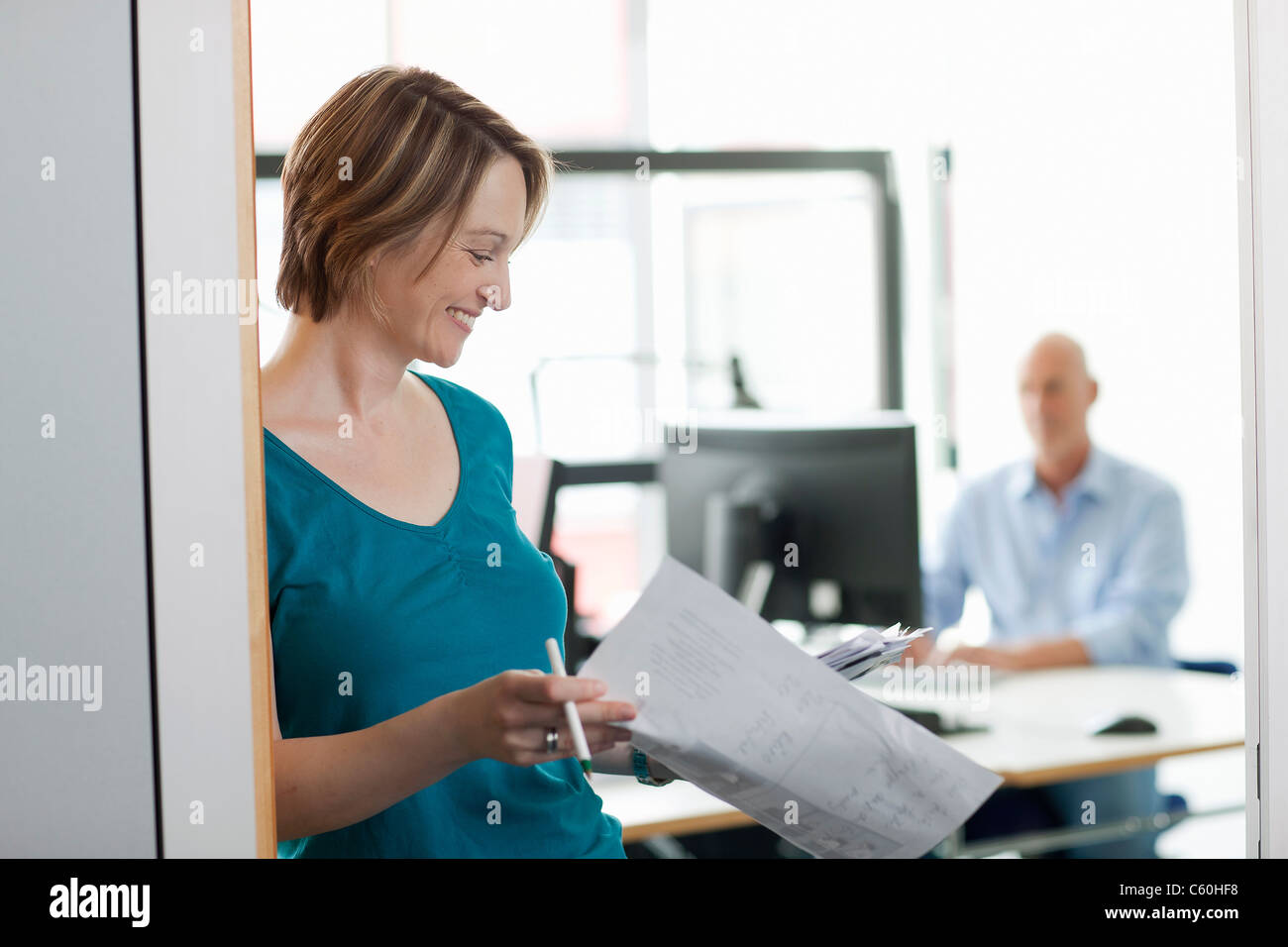 Man standing in profile typing hi-res stock photography and images - Alamy