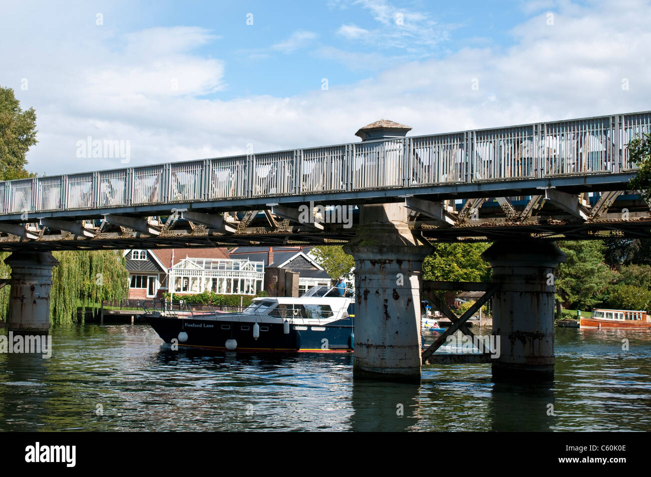 River thames cookham with boats hi-res stock photography and images - Alamy