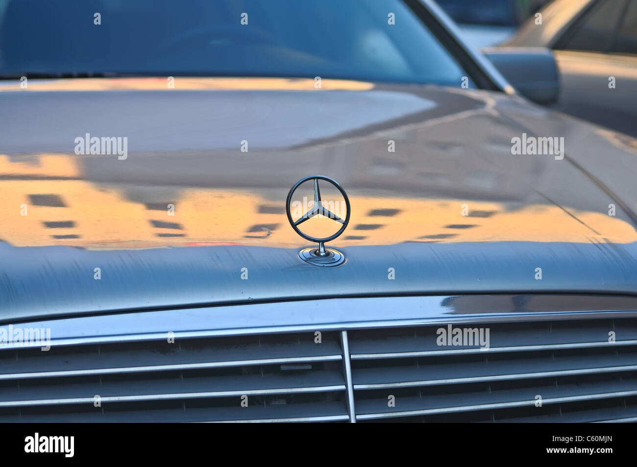 Mercedes benz sign hi-res stock photography and images - Alamy
