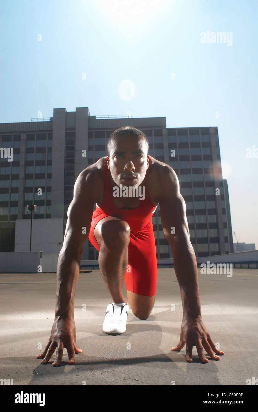 Man running starting position urban hi-res stock photography and images ...