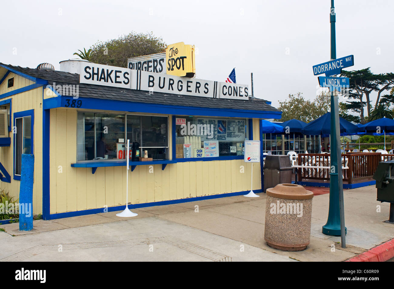 Drive in restaurant 1950s hi-res stock photography and images - Alamy