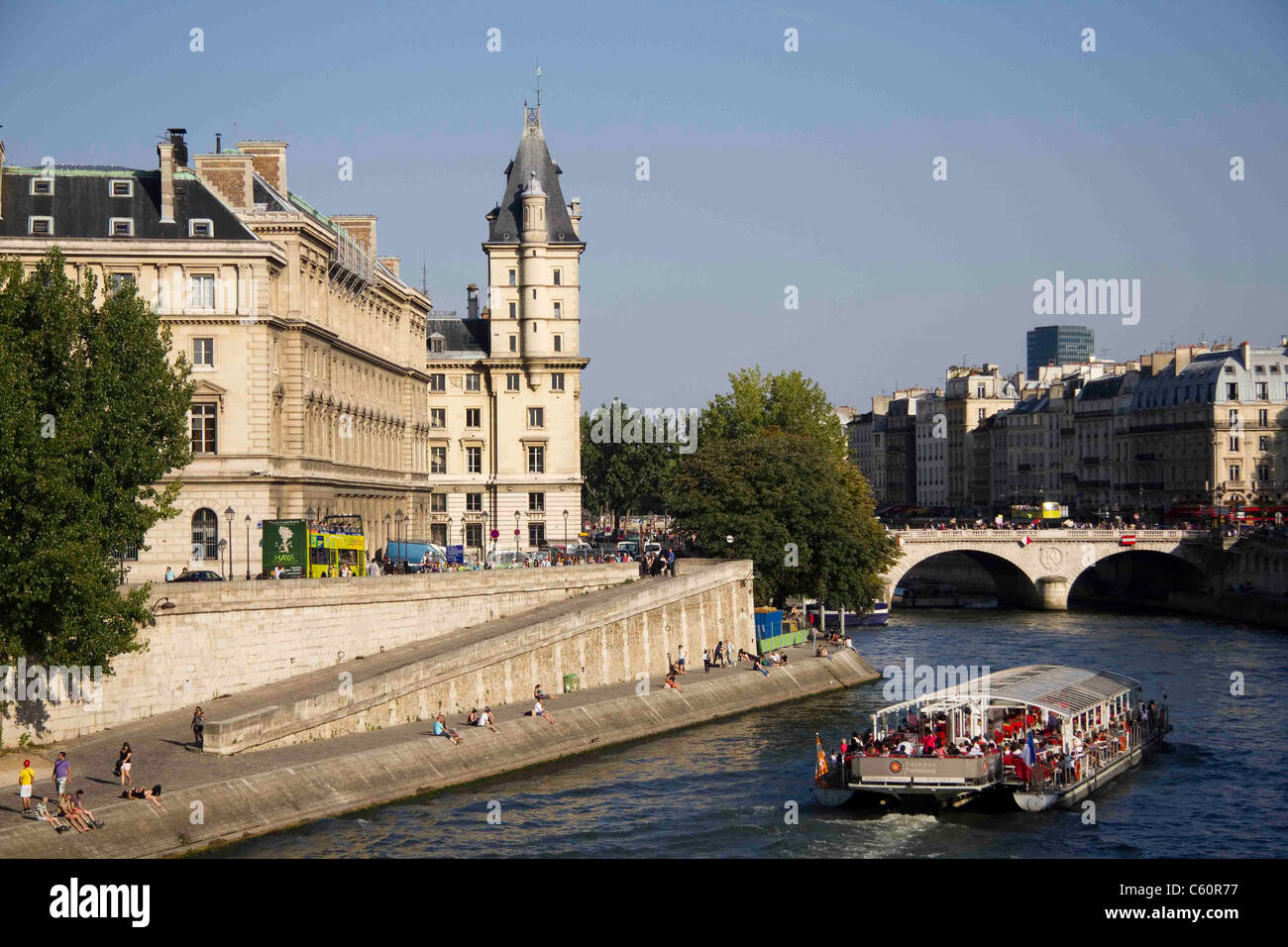 Bateaux mouches sightseeing boat on hi-res stock photography and images ...