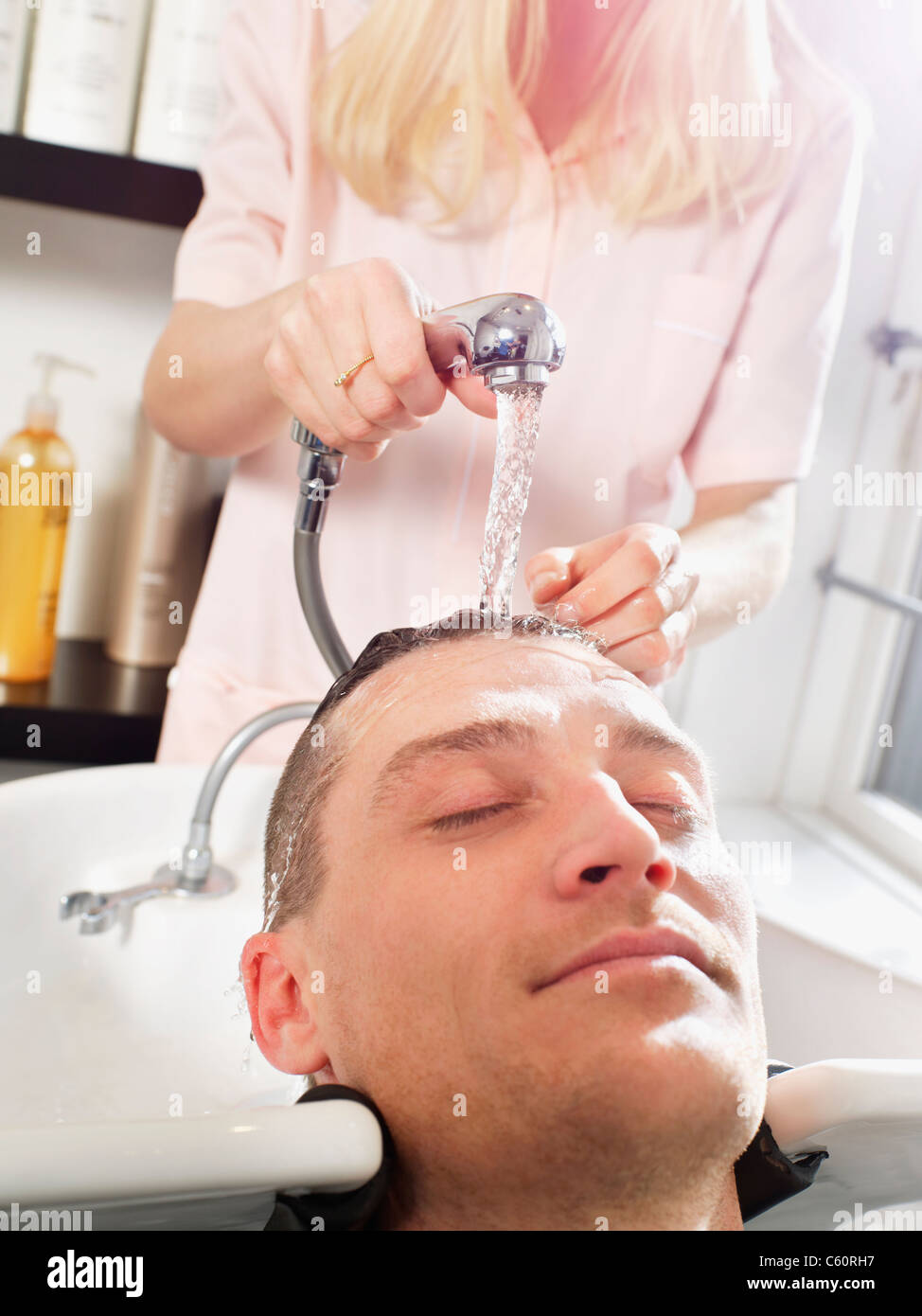 Hairdresser washing mans hair hi-res stock photography and images - Alamy