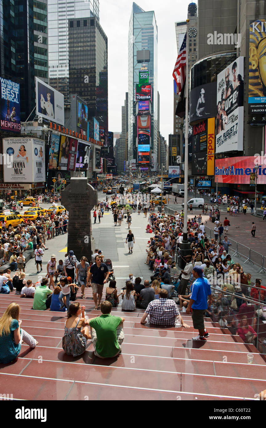Times square crowd daytime hi-res stock photography and images - Alamy