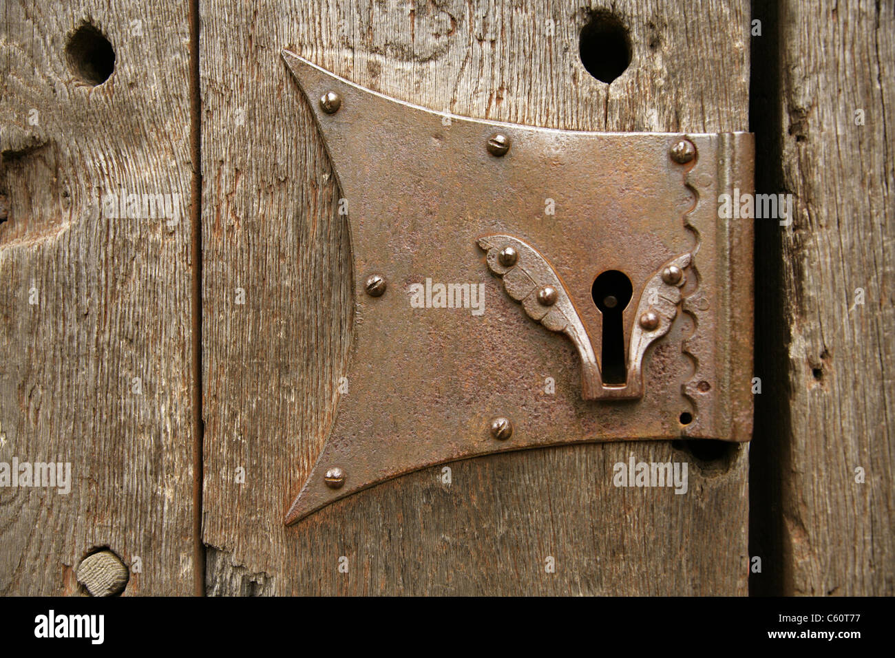 Old lock and keyhole in wooden door Stock Photo - Alamy