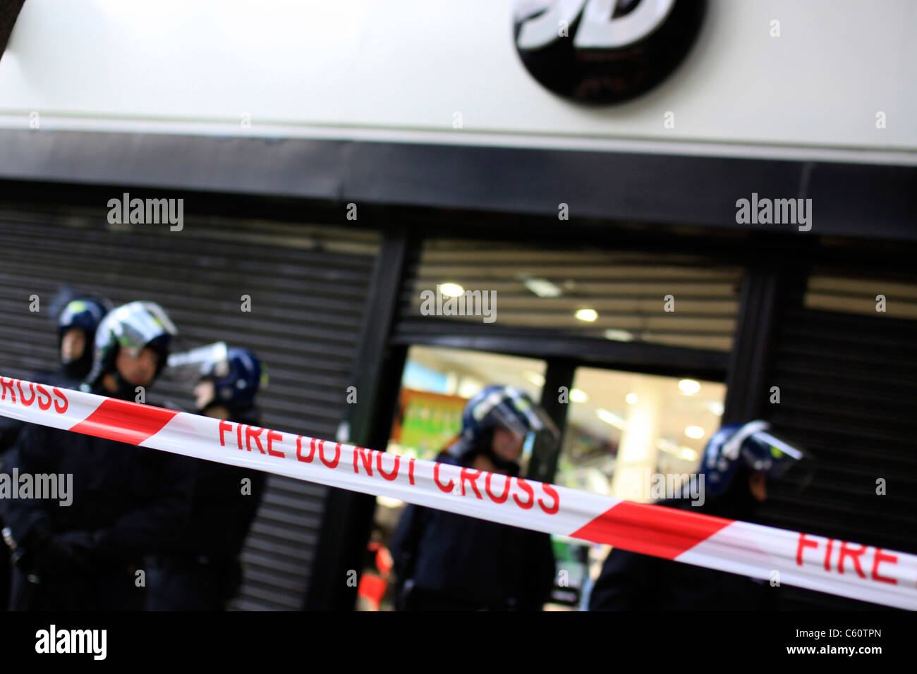 Police guarding JD Sports in Hackney during the riots in August 2011 ...
