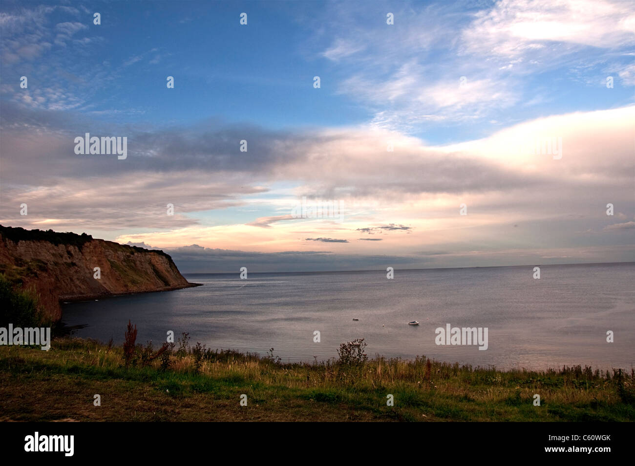 Mountains overlooking beach hi-res stock photography and images - Alamy