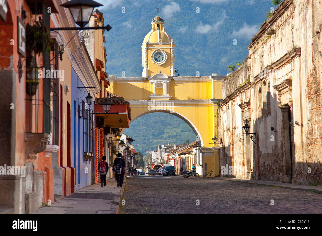 Santa Catalina Arch, Calle del Arco, Antigua, Guatemala Stock Photo - Alamy