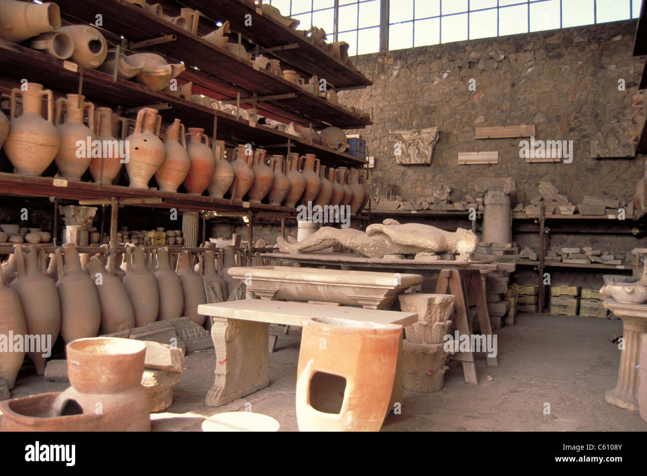 Italian pottery hi-res stock photography and images - Alamy