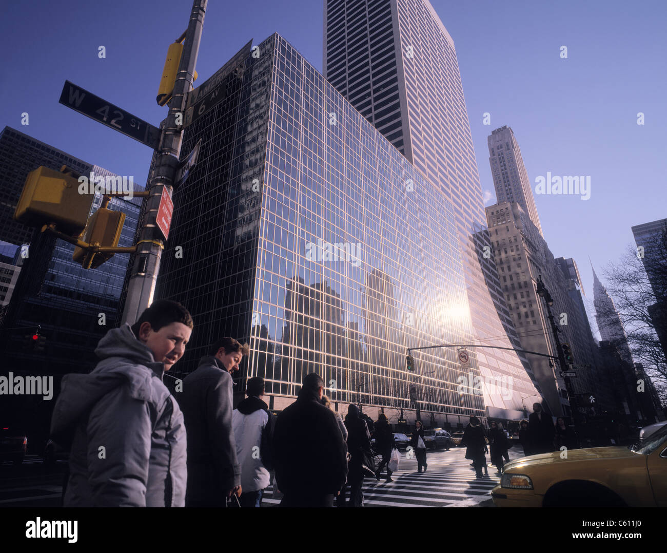 Busy morning commute street new york hi-res stock photography and ...