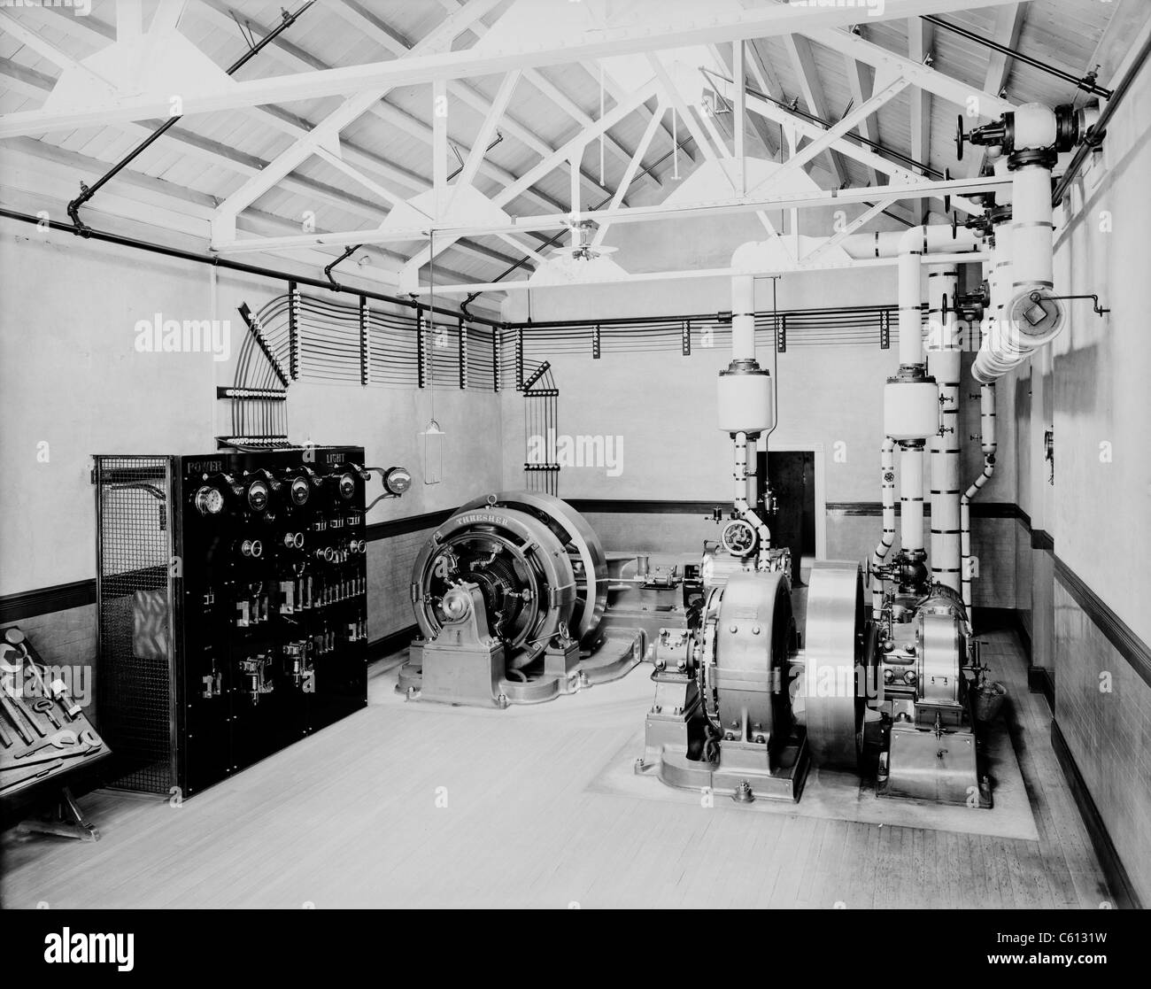 Self-contained electric power station consisting of an engine (right ...