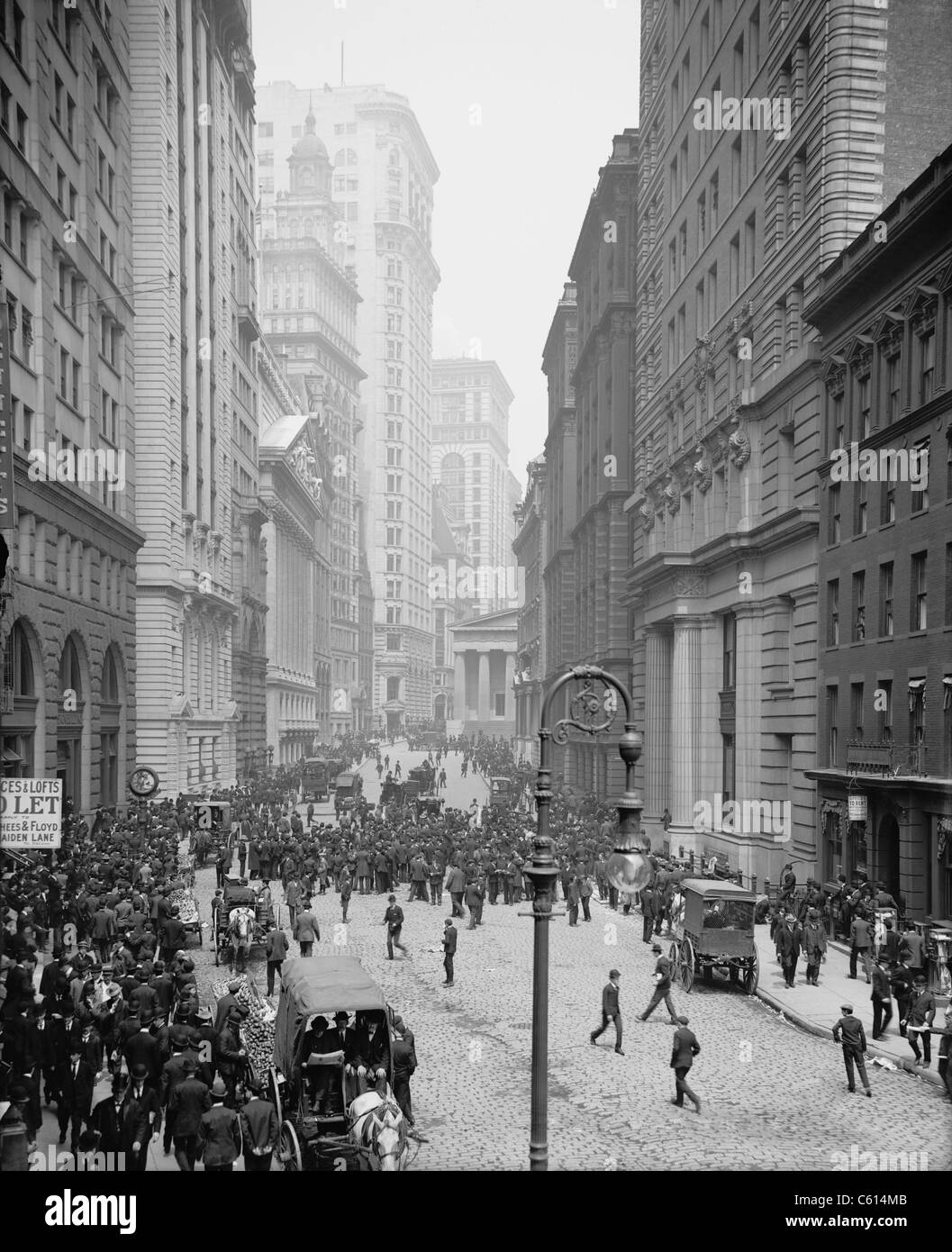 Broad Street looking north to the intersection with Wall Street New ...