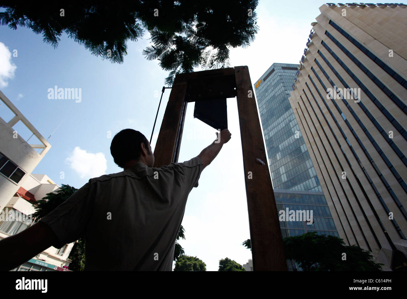 Guillotine hi-res stock photography and images - Alamy