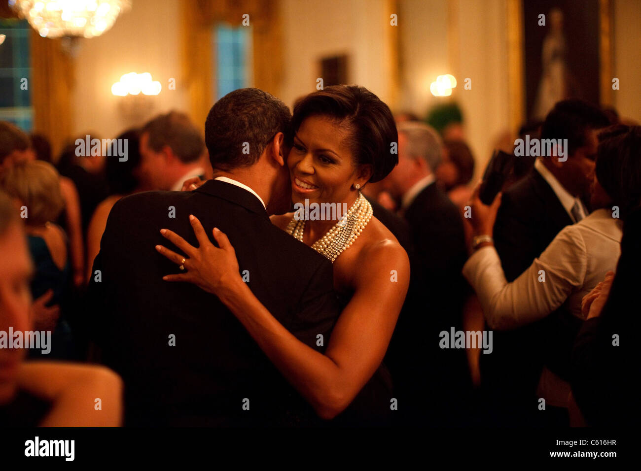 President and Michelle Obama dance to the music of 'Earth Wind and Fire ...